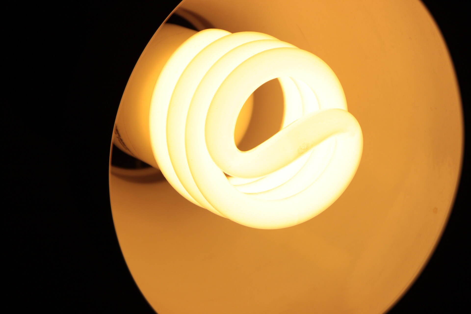 Fluorescent Light Alternatives For Office & Workspace Bulbs